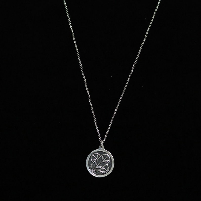 Outlined Crossing Hawk Feathers in a Circle Kamon Japanese | Etsy