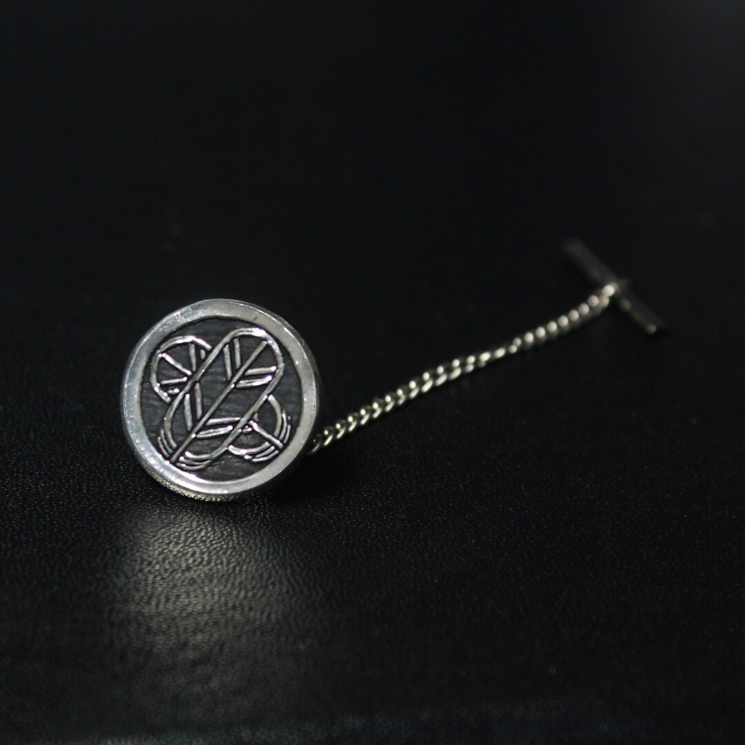 Outlined Crossing Hawk Feathers in a Circle - Japanese Clan Crest ...