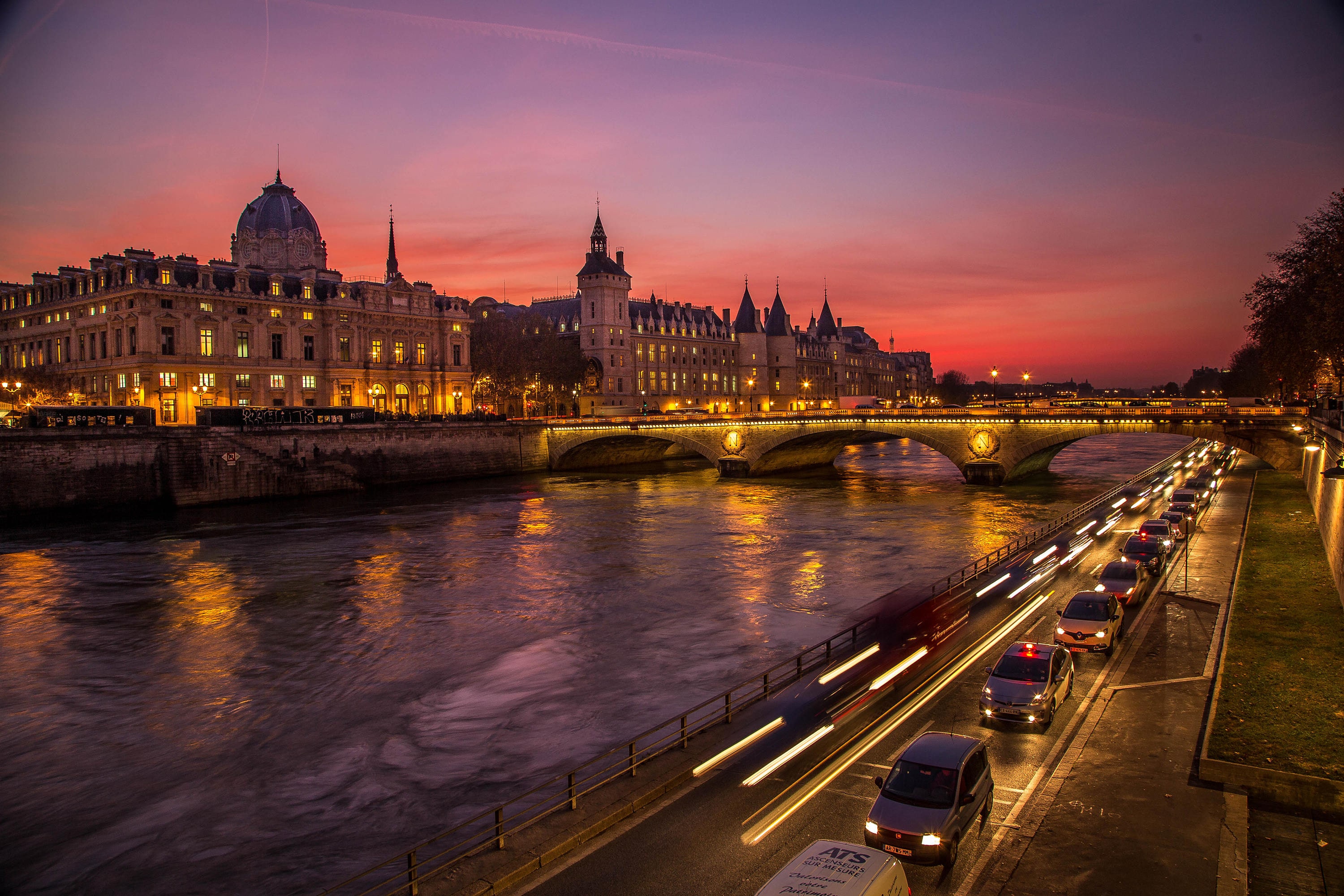 París al atardecer y un resplandor rojizo oro llena el aire - Etsy España