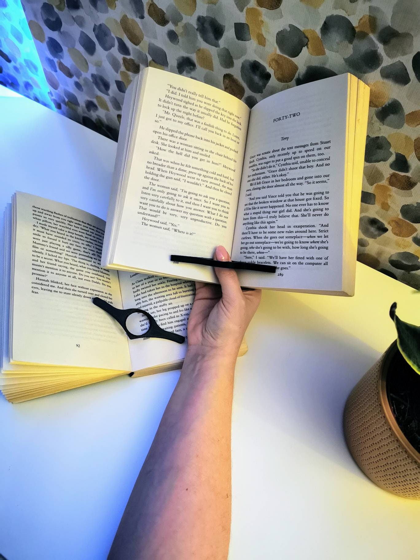 One Handed Book Page Holder Tool 3D Printed One Hand Thumb Bookholder ...