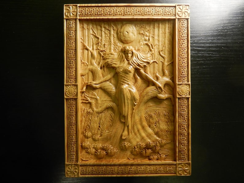 Uit hout gesneden wanddecoratieplaquette. Mara uit Germaanse en ...