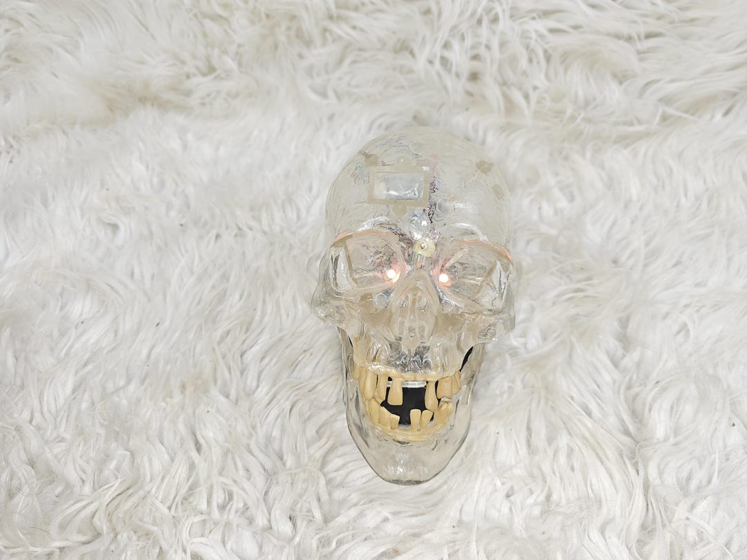 Gemmy Animated Light-up Scary Crystal Skull Halloween Prop Moaning ...