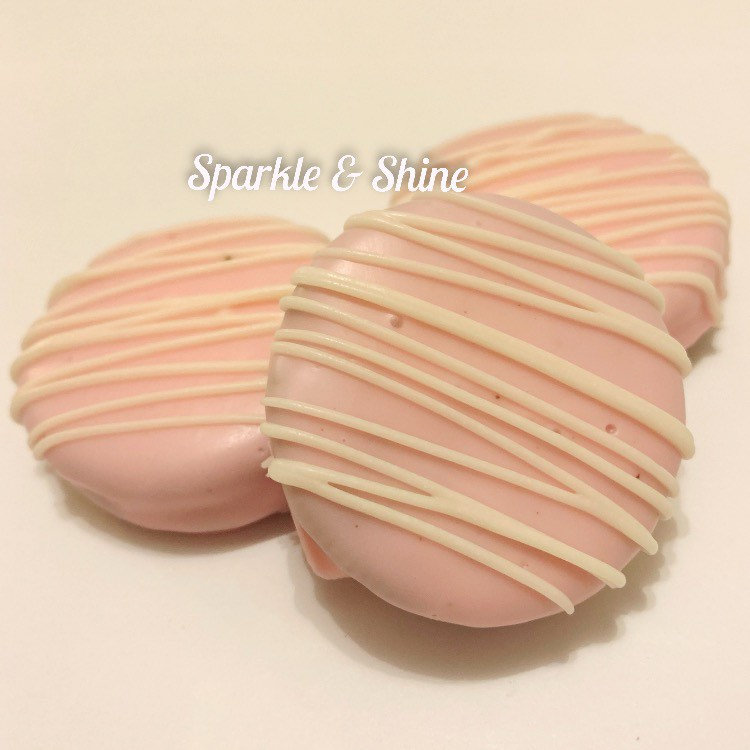 1 docena de Oreos de color rosa claro con llovizna blanca, galletas ...