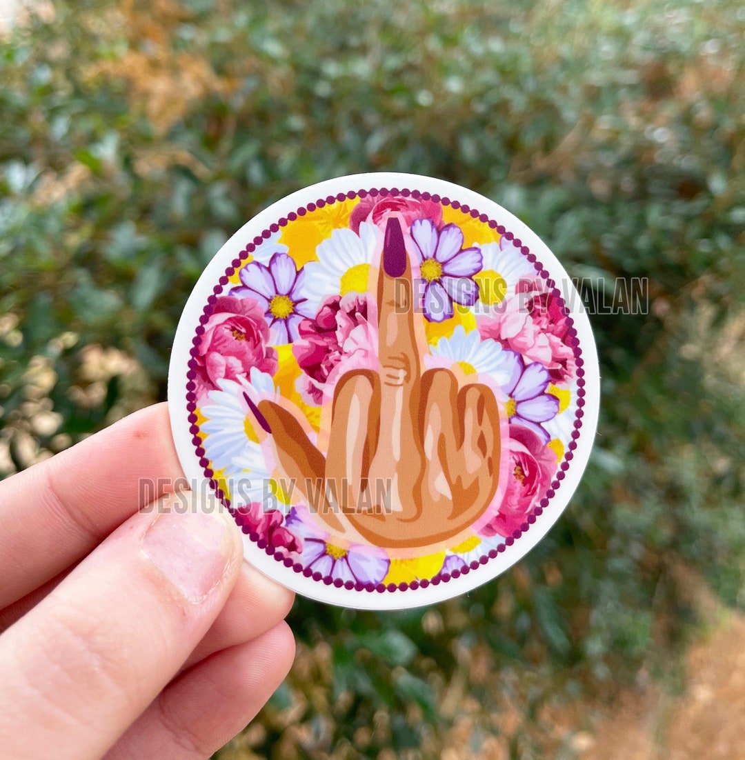 Middelvinger waterdichte sticker met medium huidskleur en bloemendetail ...