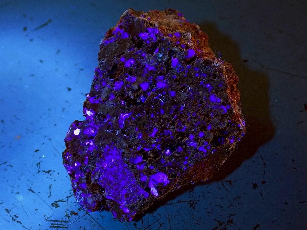 Rocks and Minerals Fluorescent FLUORITE From Arizona, USA other-red ...