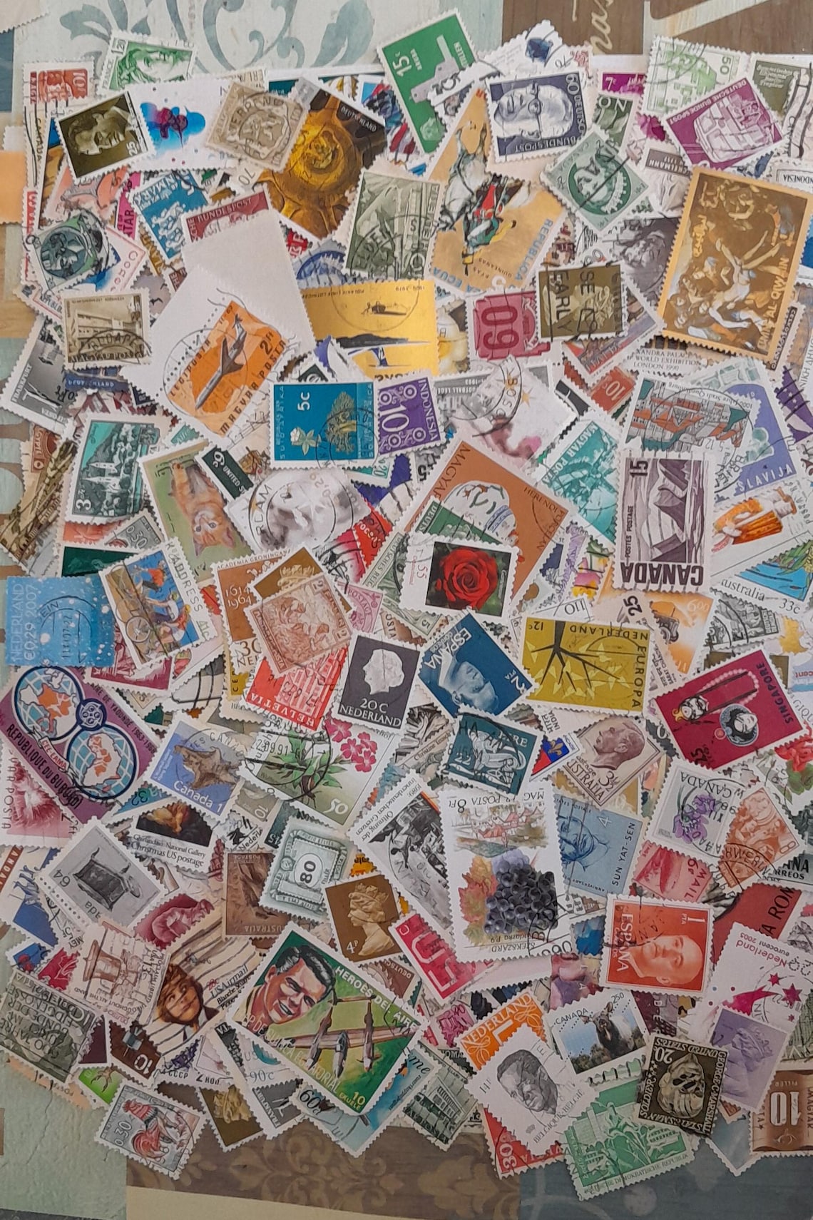 Over 1000 DIFFERENT WORLDWIDE STAMPS (kiloware) From Many Different ...