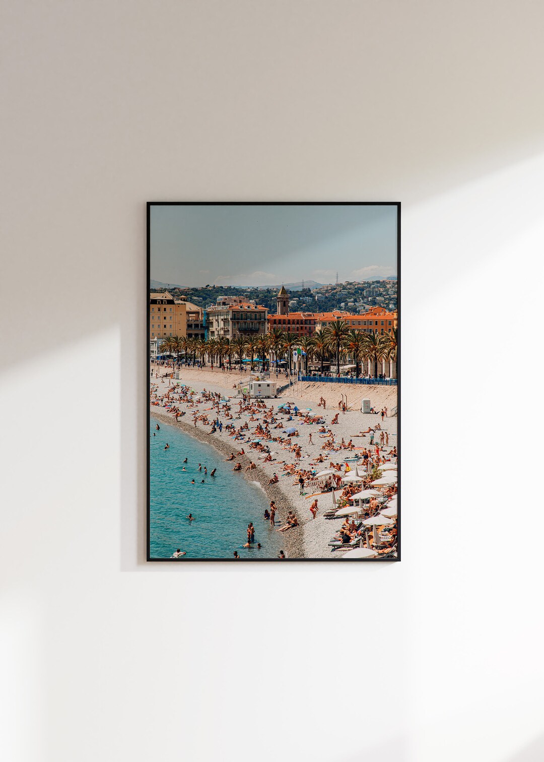 Sommerurlaub Überfüllter Strand in Nizza, Frankreich: Digitaler ...