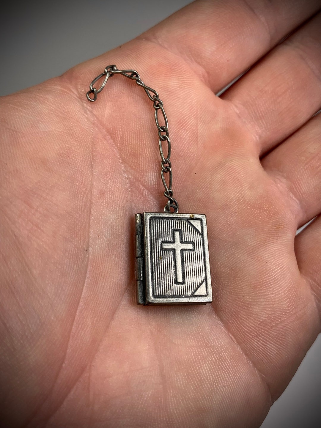 Vintage Bible Locket. Religious Jewelry. 21mm - Etsy