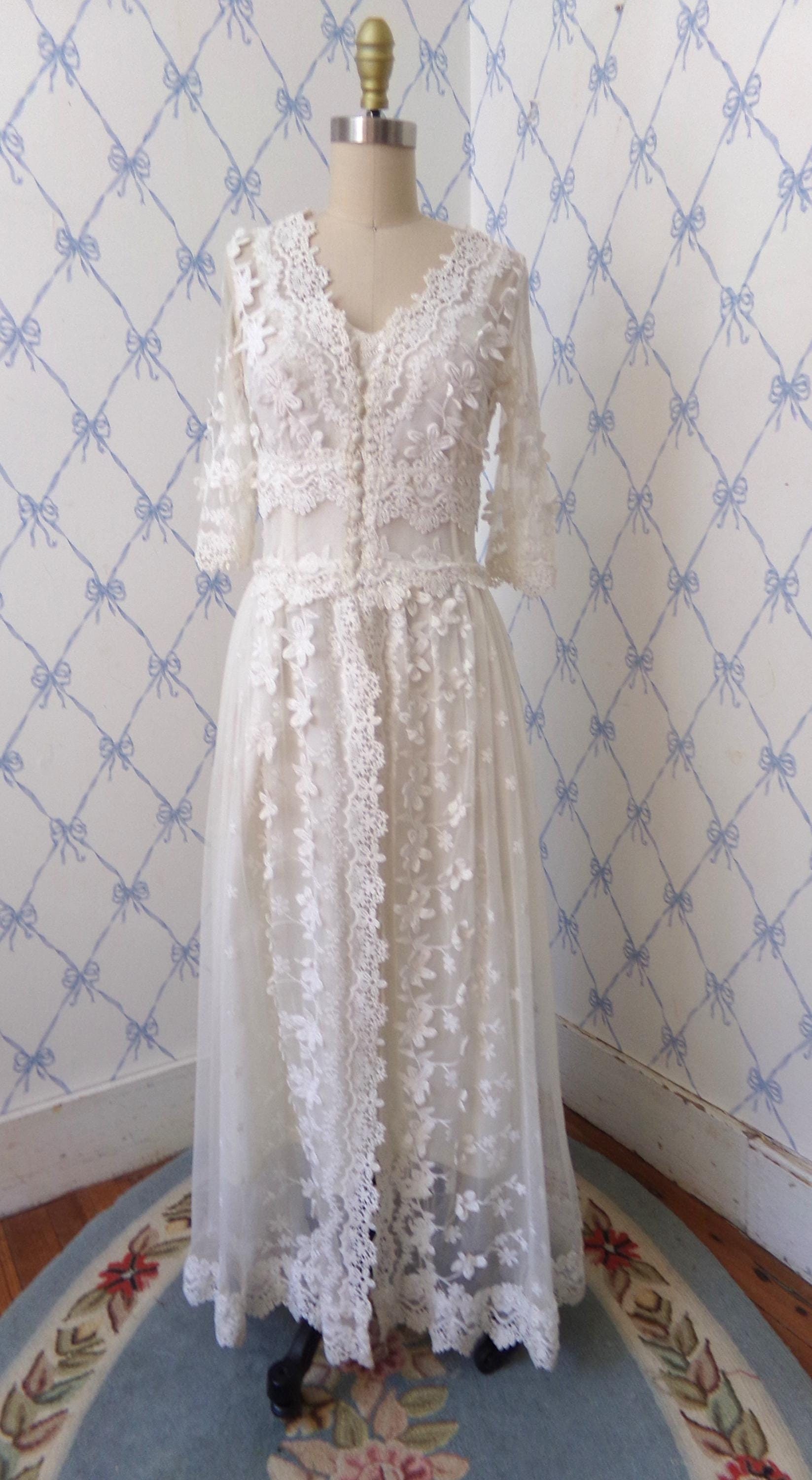 Vintage Robe With 3 Dimensional Venise Lace Flowers. Lace Trimmed Slip ...
