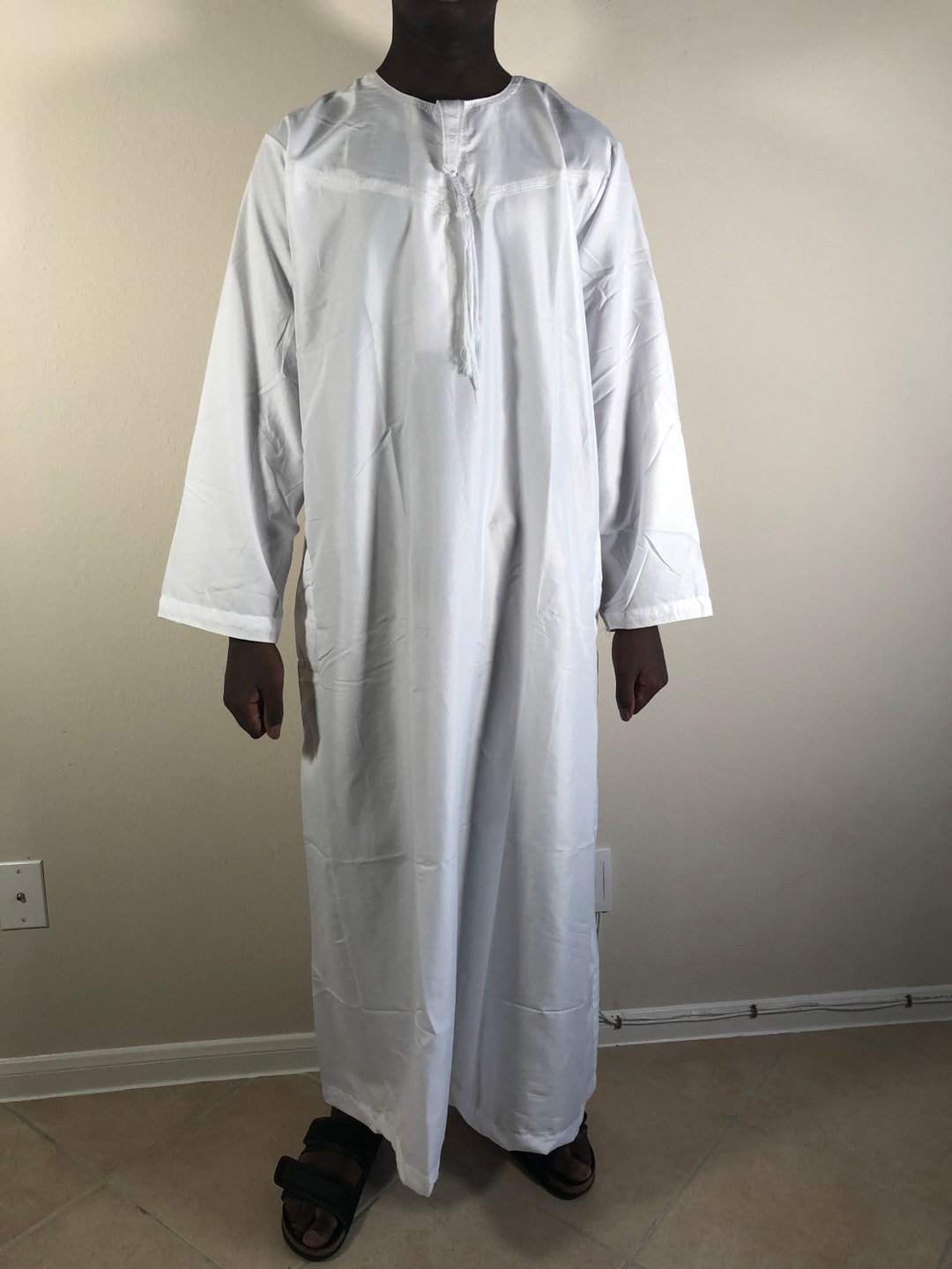 Gli uomini bianchi indossano abiti islamici arabi Jalabiya Jubba ...