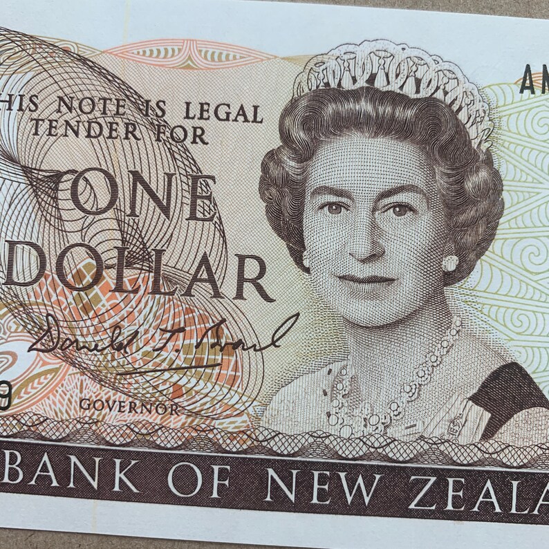 Queen Elizabeth II 1980's New Zealand Kiwi Dollar - Etsy