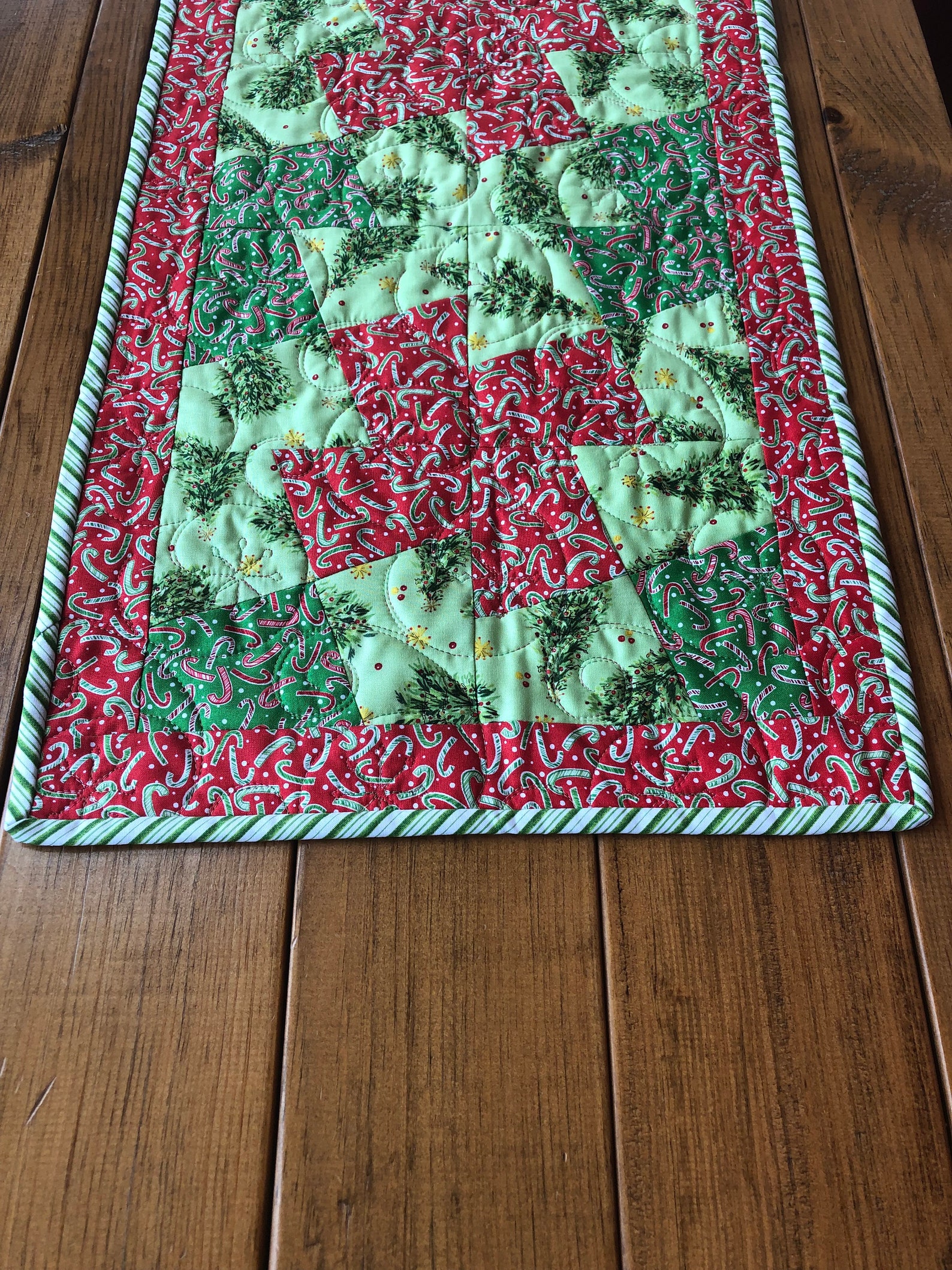 Easy Christmas Table Runner Quilt Kit, Candy Cane Christmas Runner ...