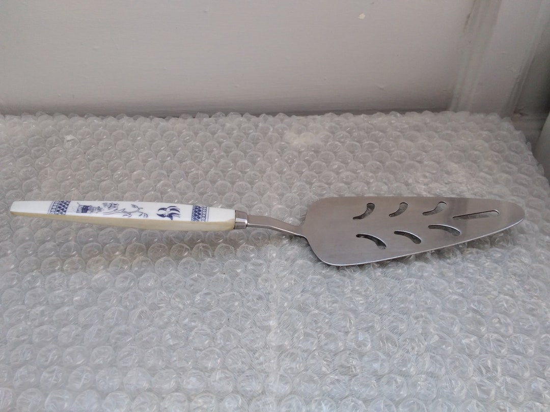 70s Cake/ Pie Server, Willow Pattern Plastic Handle, Fab Piece of ...