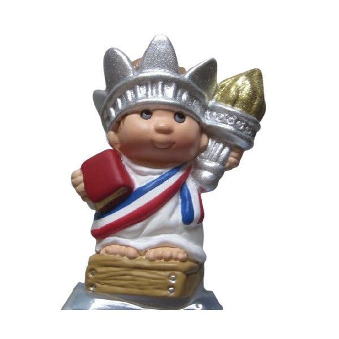 2000 Libby Crown Happy Hatters (animation) Hallmark Keepsake Christmas Tree Ornament (QMM7015 ...