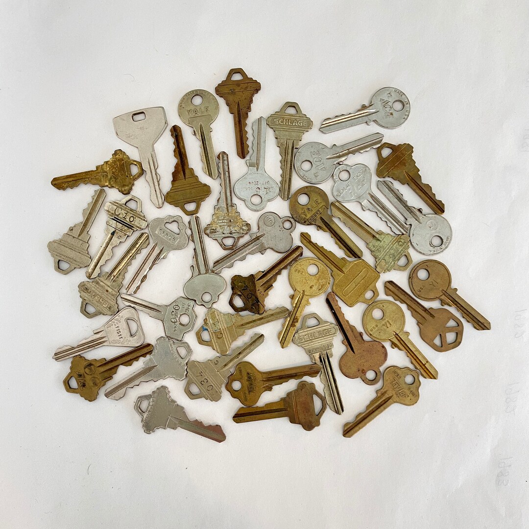 Vintage HOUSE KEYS, 39 Old Metal Keys, Silver & Brass Colored Steampunk ...
