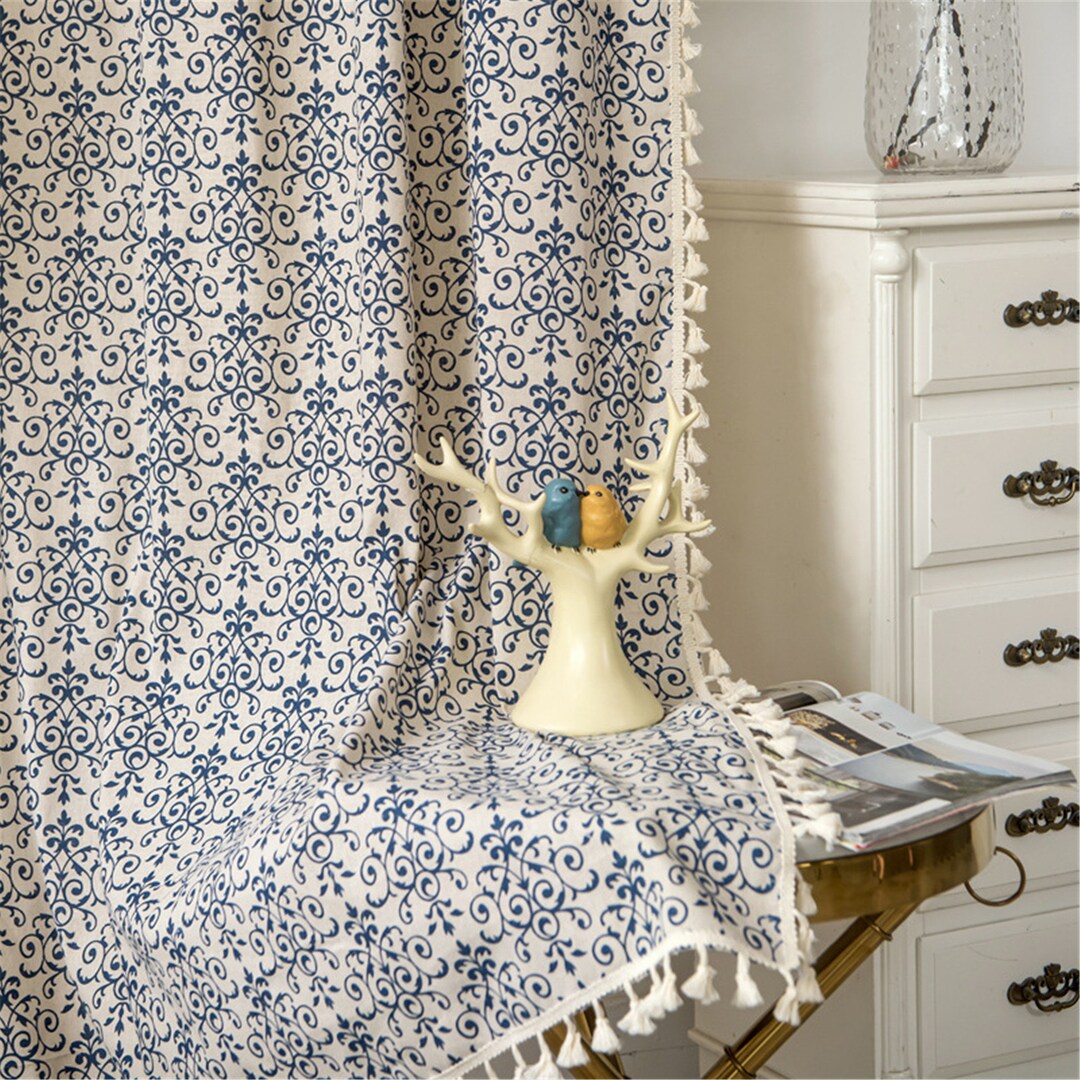 Cortina de lino y algodón con estampado de porcelana azul y borlas ...