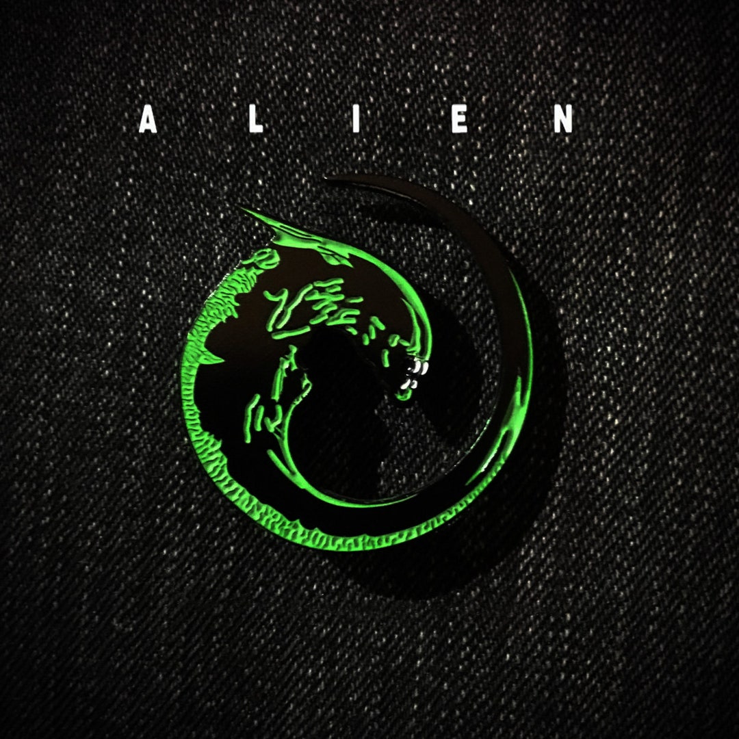 Alien Franchise Horror Enamel Pin Horror| Glow in the Dark | Xenomorph ...