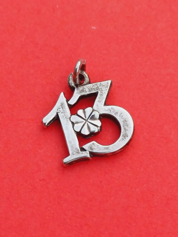 Thirteen 13 vintage charm - Gem