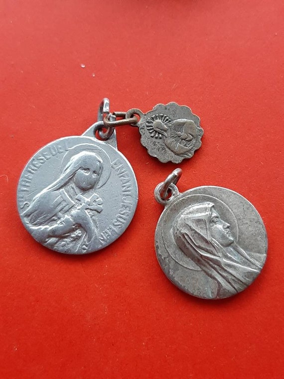 Vintage assortment of religious Catholic items, rosar… - Gem