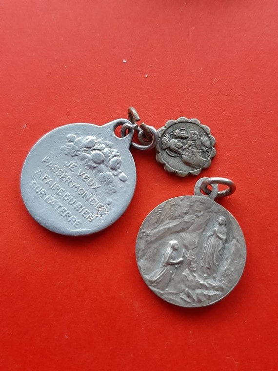 Vintage assortment of religious Catholic items, rosar… - Gem