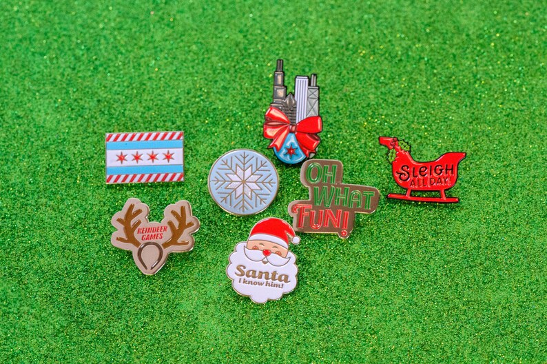 Holiday Chicago Skyline Enamel Pin – Festive Chicago Gift - Etsy