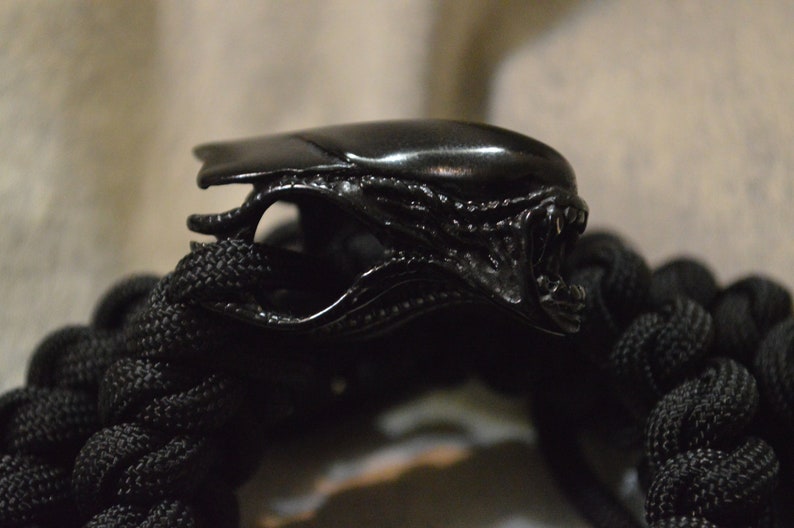 Alien Xenomorph Queen / Collar de estrangulador Paracord De Neck ...