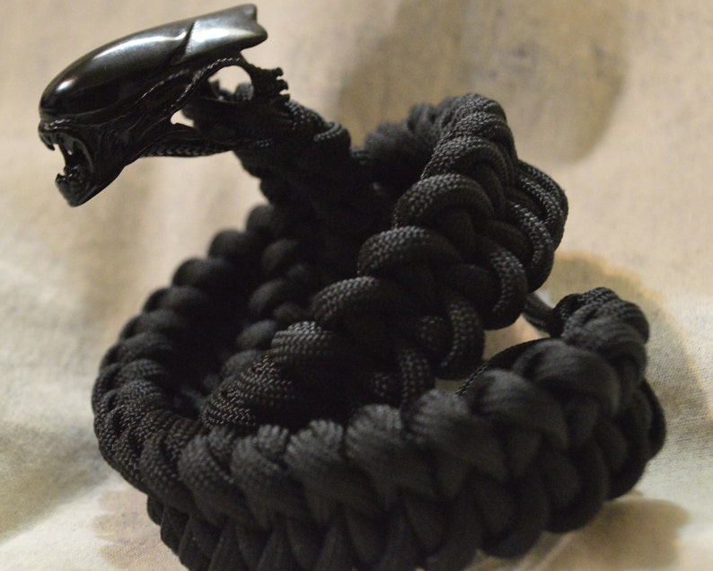 Alien Xenomorph Queen / Collar de estrangulador Paracord De Neck ...