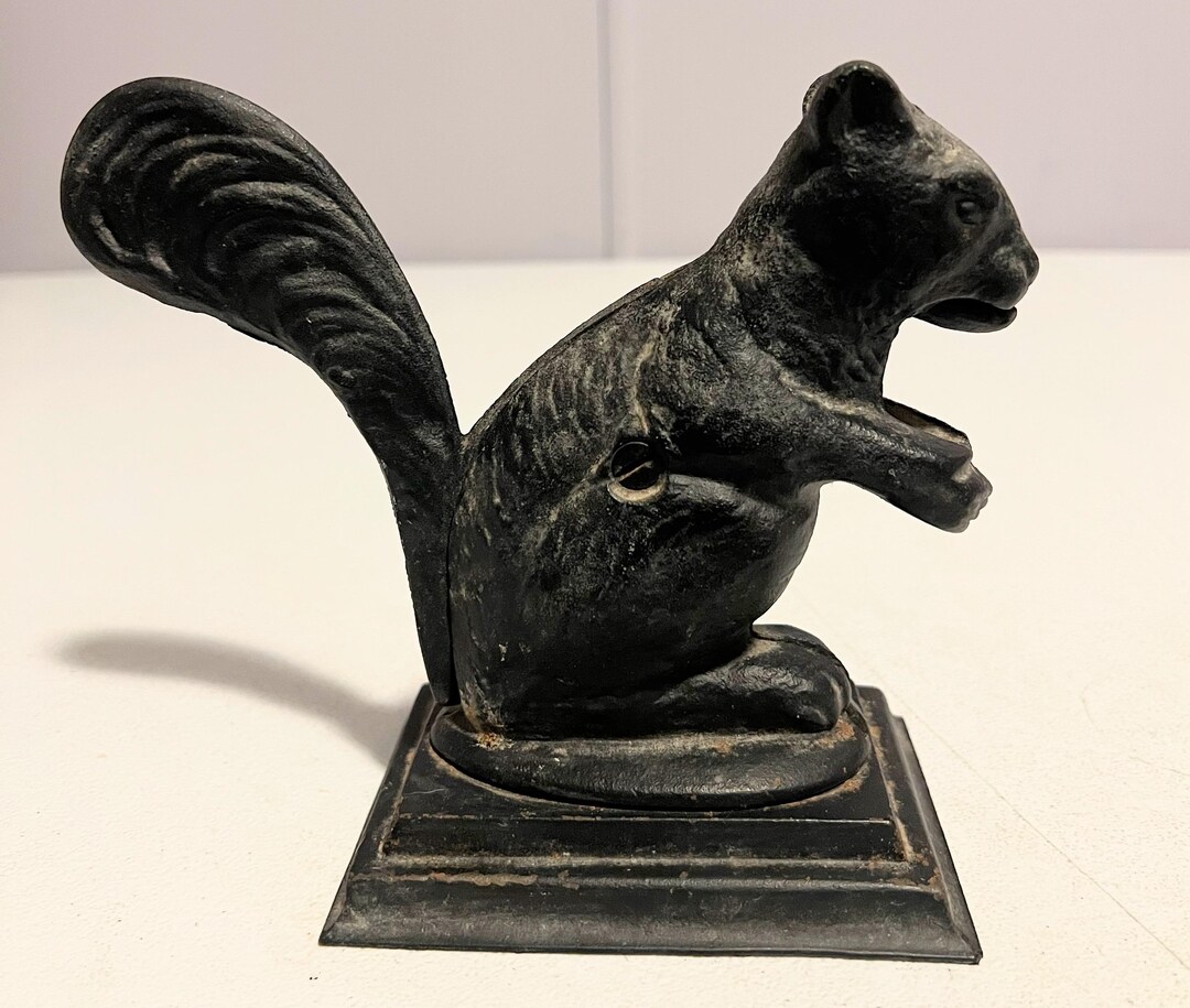 Vintage Cast Iron Squirrel Nut Cracker 1370 Flat Tail 5.75 X 7 X 3 ...
