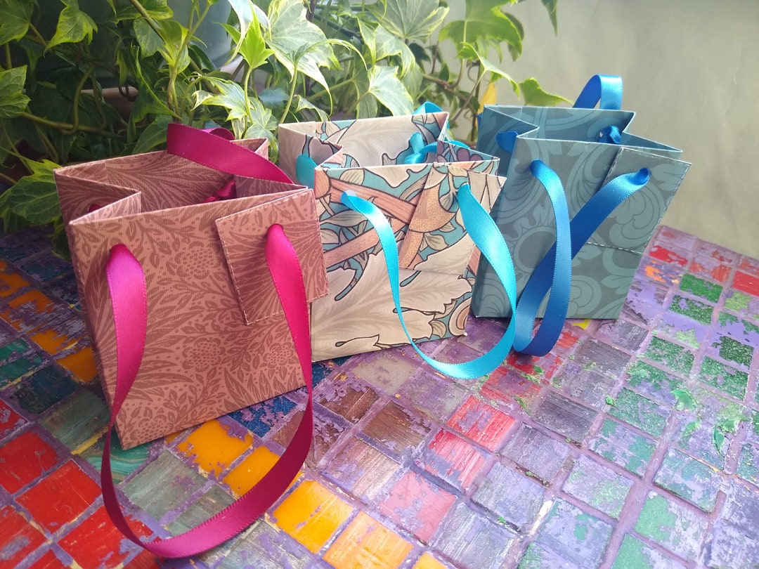 3 Tiny Arts and Crafts Wall Paper Designs Paper Gift Bags With Matching ...