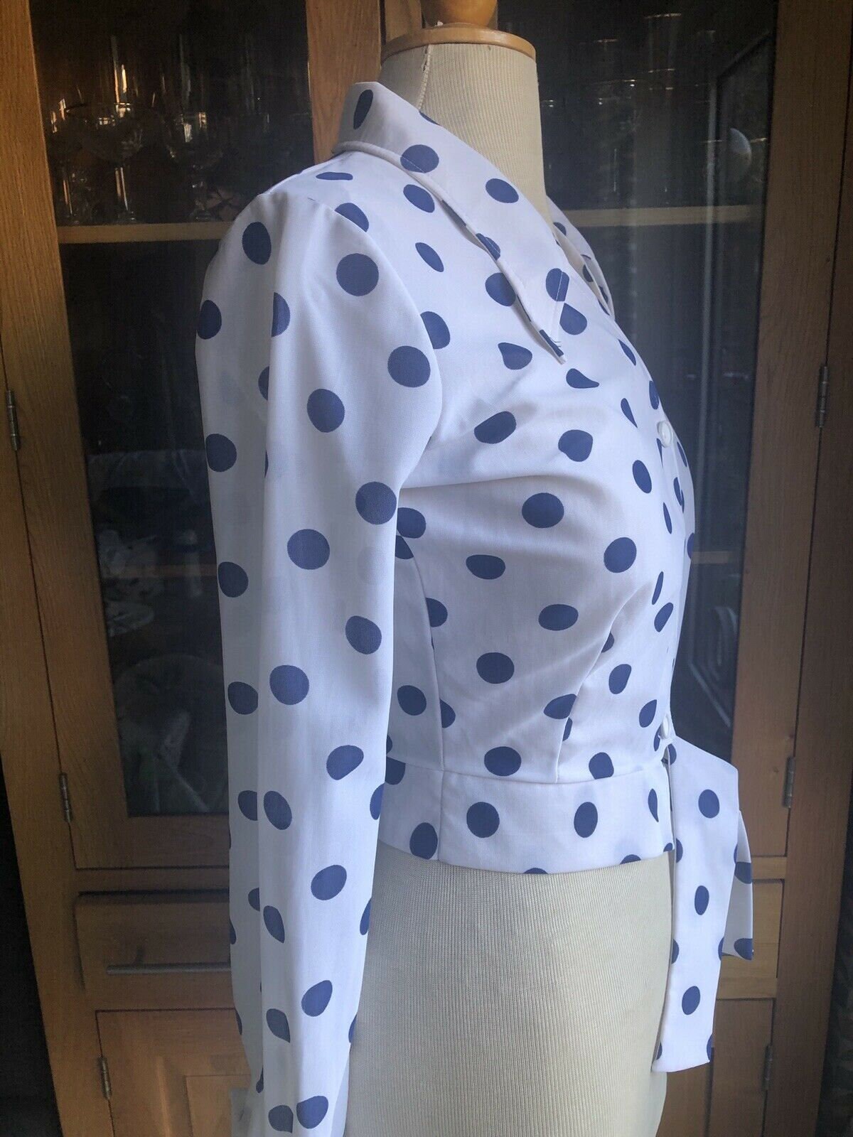 Vintage Damas 1970s Azul Polka Punto Spot Blusa Recortada Gran Collar ...