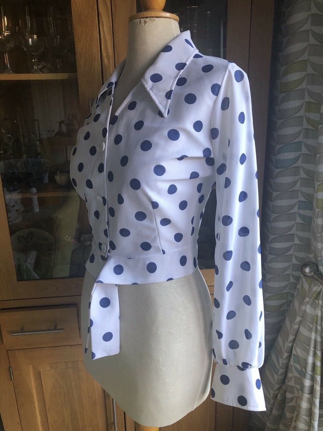Vintage Damas 1970s Azul Polka Punto Spot Blusa Recortada Gran Collar ...