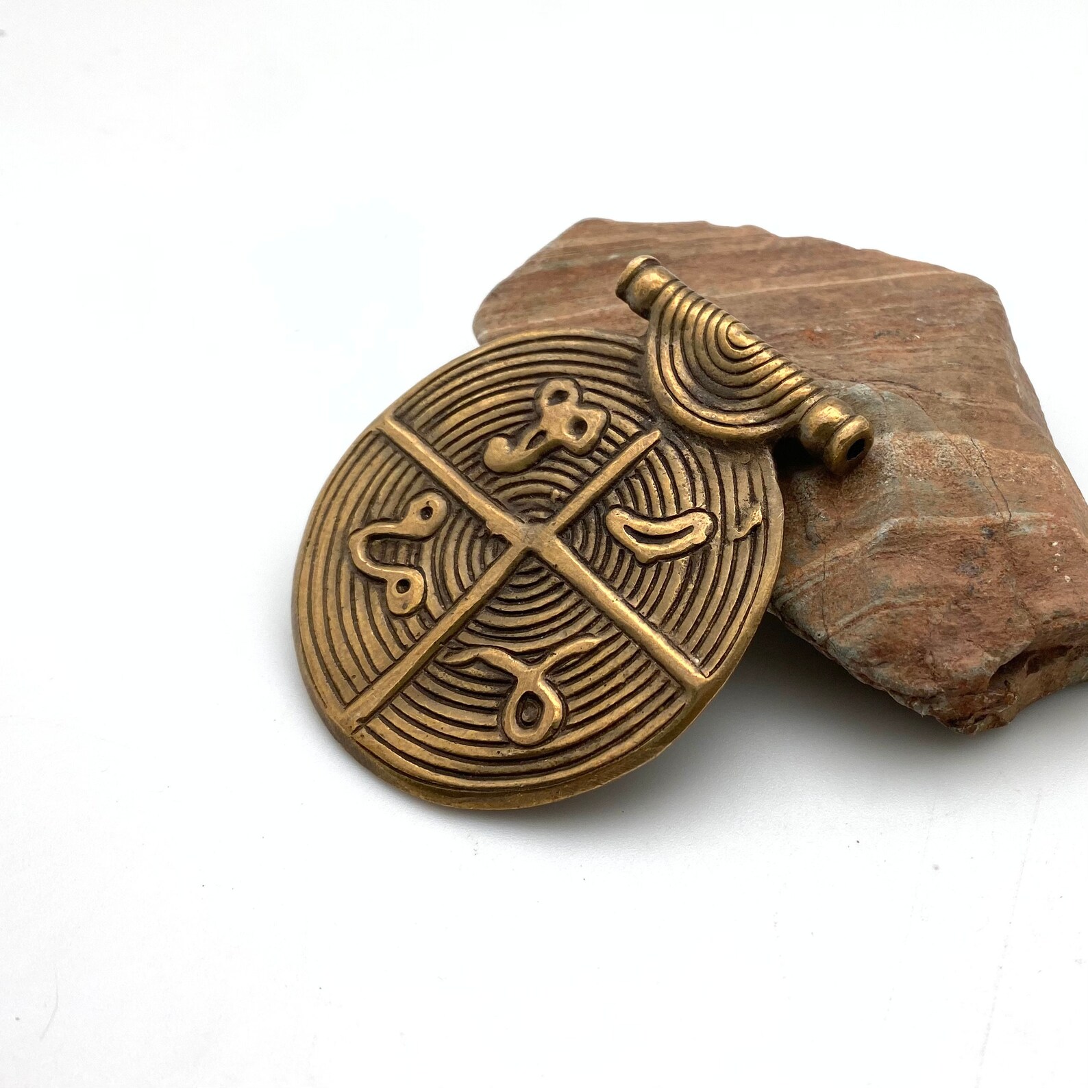 Round Scroll Brass Pendant (LBP6) - Etsy
