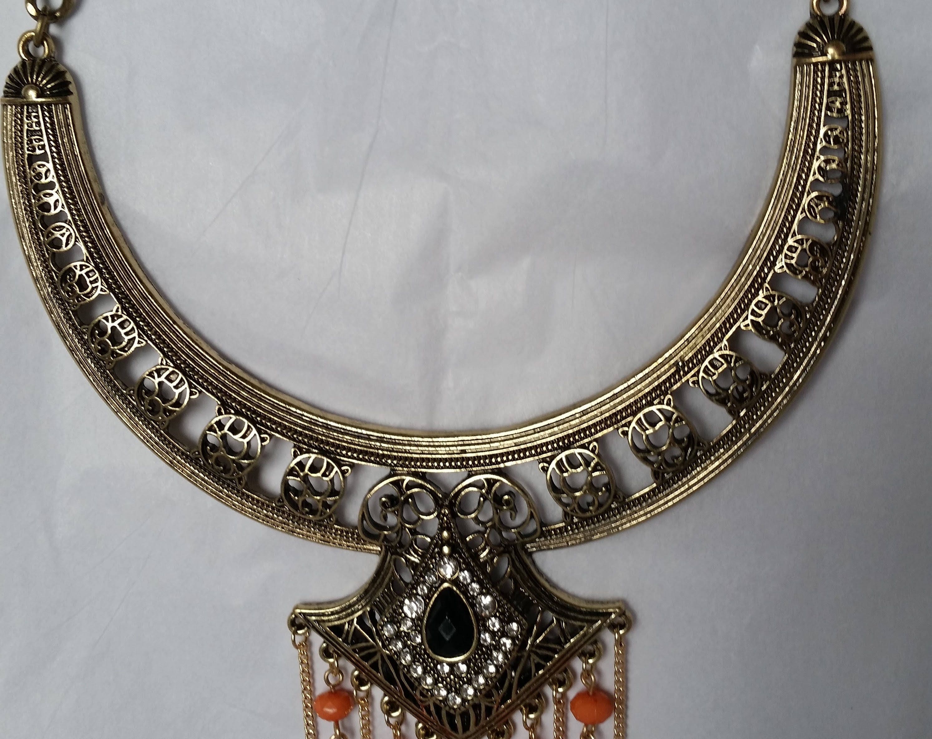 Collar de oro antiguo con oro antiguo y negro y blanco esculpido ...