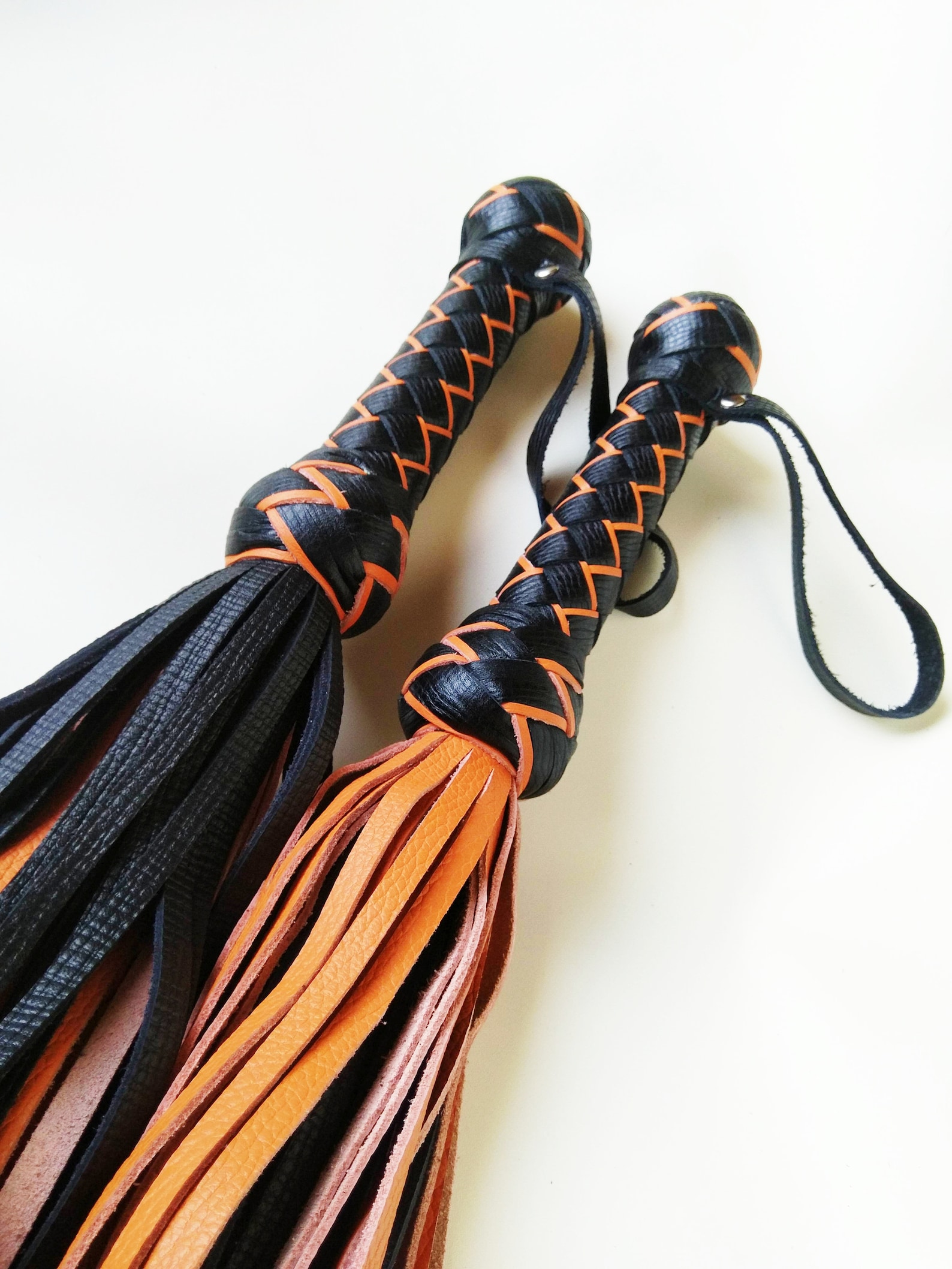 Flogger hecho de cuero genuino con decoración. Flogger fetiche - Etsy ...