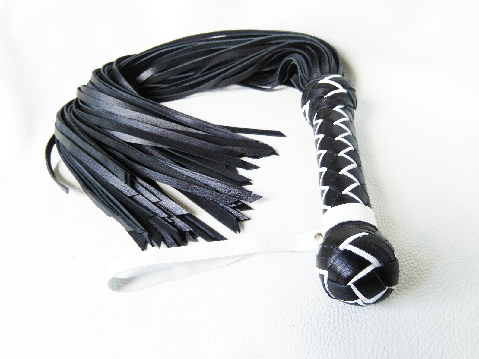 Flogger hecho de cuero genuino con decoración. Flogger fetiche - Etsy ...