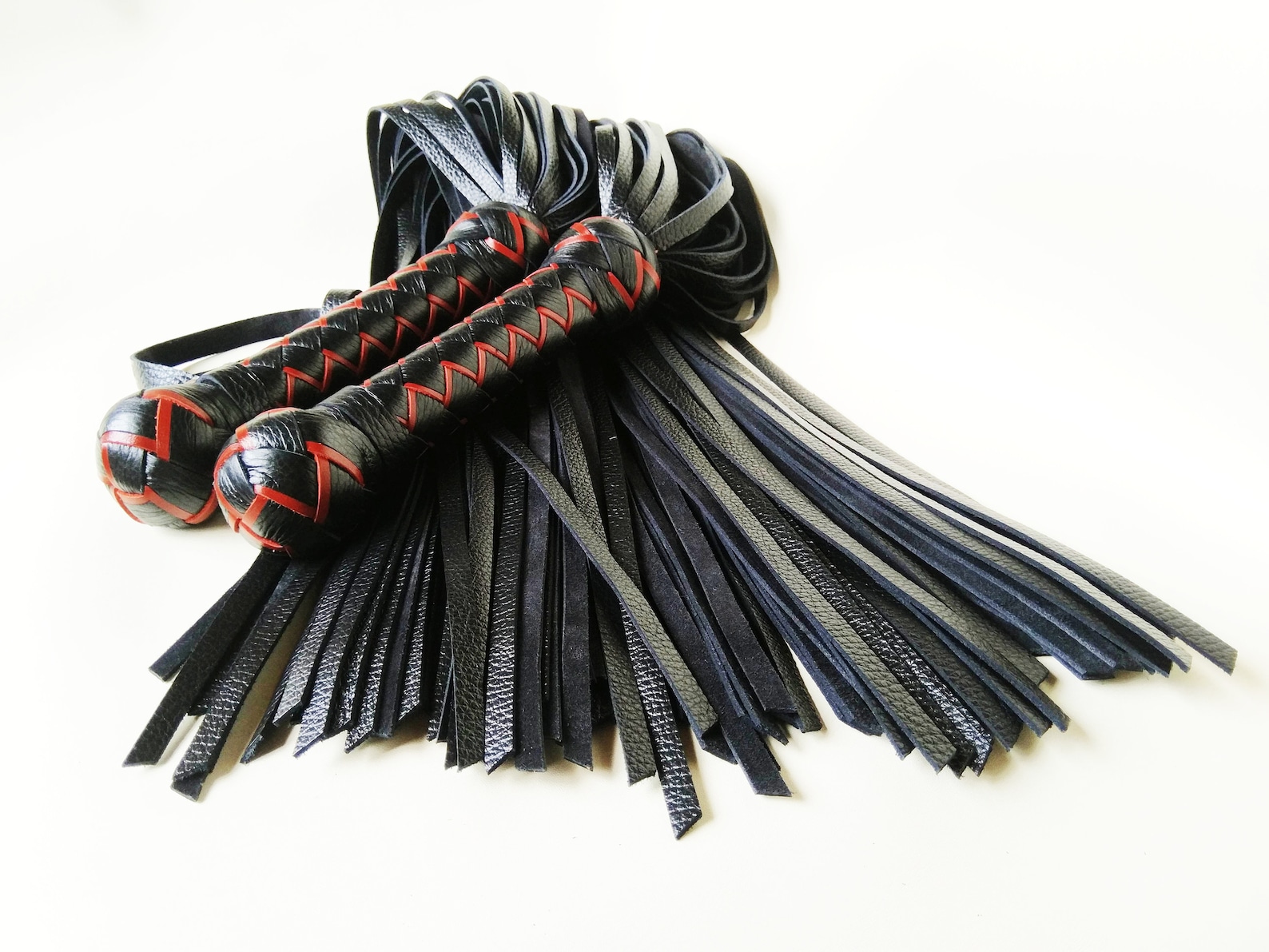 Flogger hecho de cuero genuino con decoración. Flogger fetiche - Etsy ...