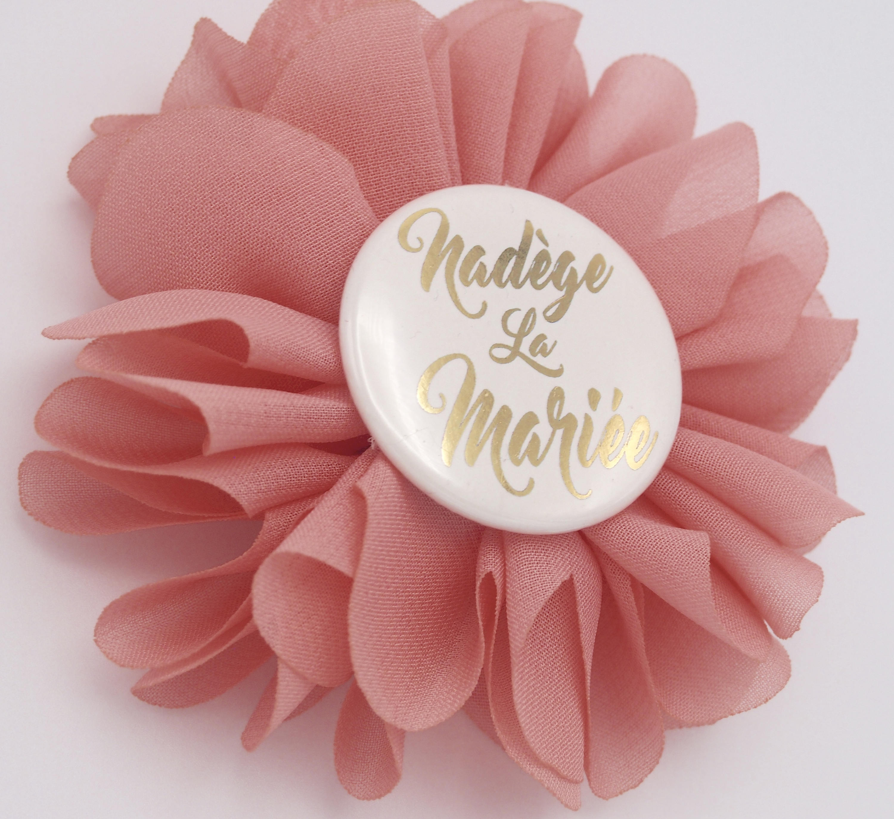 Badge EVJF fleur mariage personnalisé rose saumon écriture | Etsy