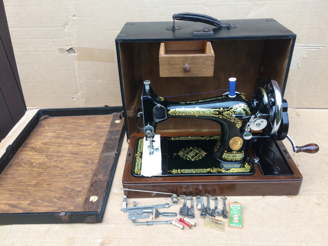 Singer 28, 28K Vintage Hand Crank Sewing Machine C1935 With Accessories ...