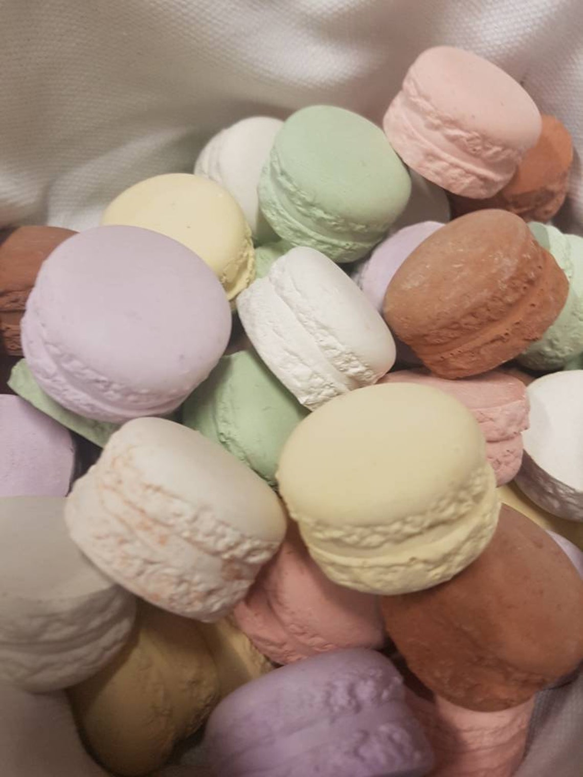 Macarons de plâtre parfum sorbet fraise des bois.Pot de confiture de 9 ...