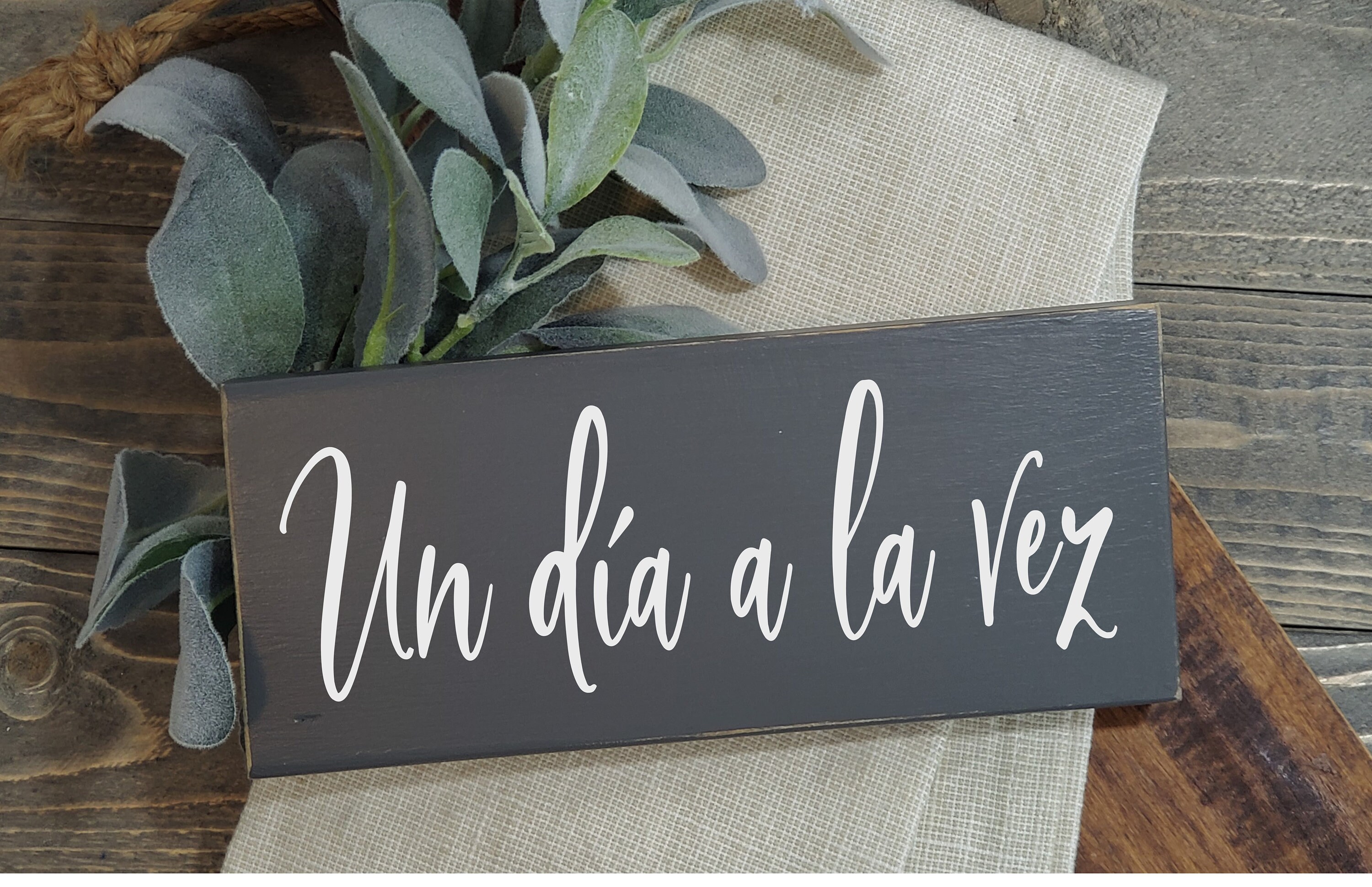 Distressed Wood Accent Sign / Un Día a La Vez one Day at a - Etsy