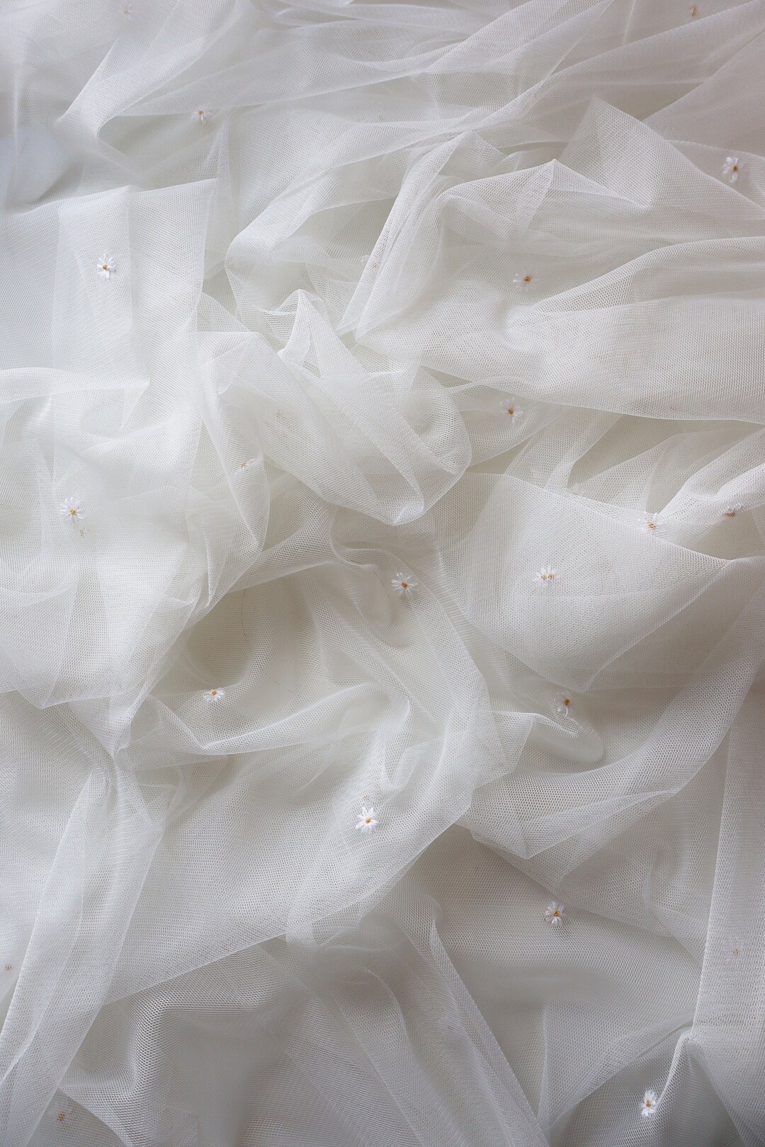 Scattered Daisy Hand Embroidered Wedding Veil. Floral Veil - Etsy