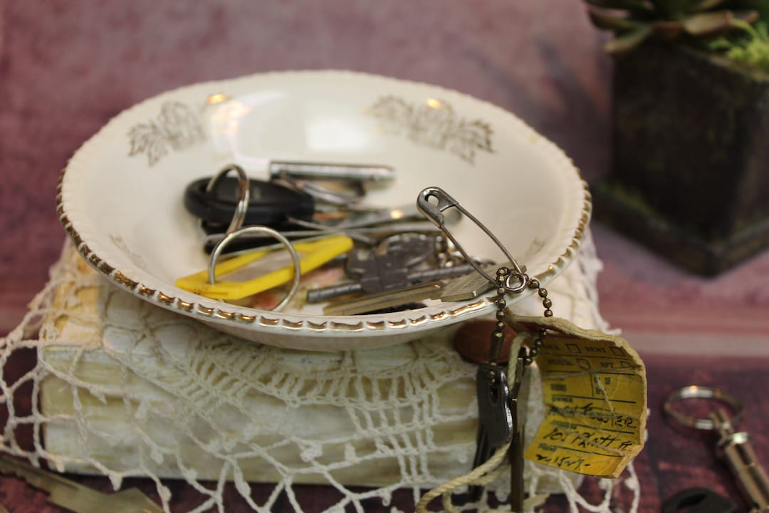 Vintage Keys, 33 Keys, 5 Key Chains, Vintage Dish of Keys, Steampunk ...