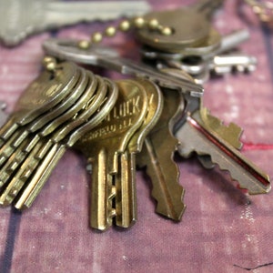 Vintage Keys, 33 Keys, 5 Key Chains, Vintage Dish of Keys, Steampunk ...