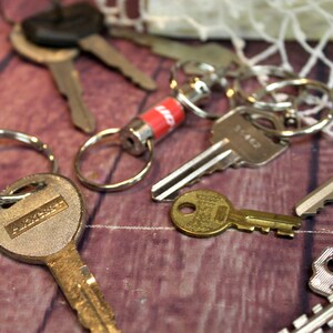 Vintage Keys, 33 Keys, 5 Key Chains, Vintage Dish of Keys, Steampunk ...