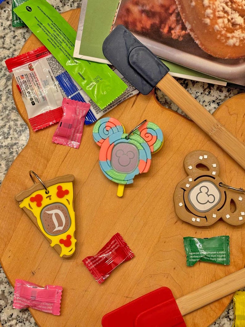 Pretzel Magic Band Buddy Plus - Disney Magicband+ Plus Puck Holder Icon ...