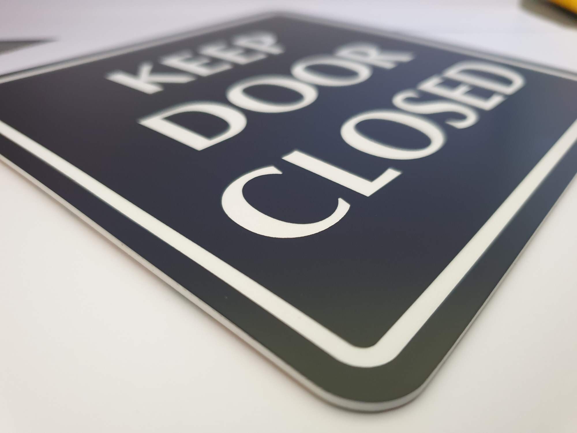 Keep Door Closed Sign Plaque - Etsy