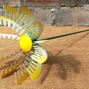 Handmade Welded Metal Daisy Flower Statue for Garden, Lawn, or Home ...