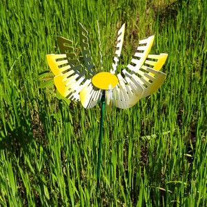 Handmade Welded Metal Daisy Flower Statue for Garden, Lawn, or Home ...