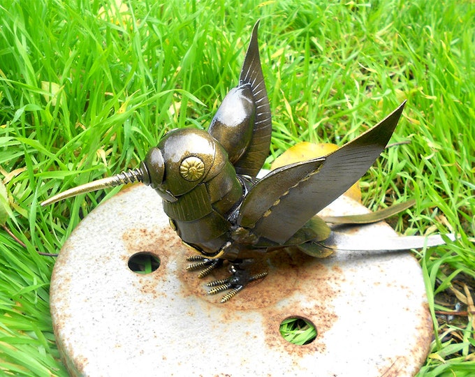 Metal Sculpture Hummingbird Steampunk. Mechanical Hummingbird Figurine ...