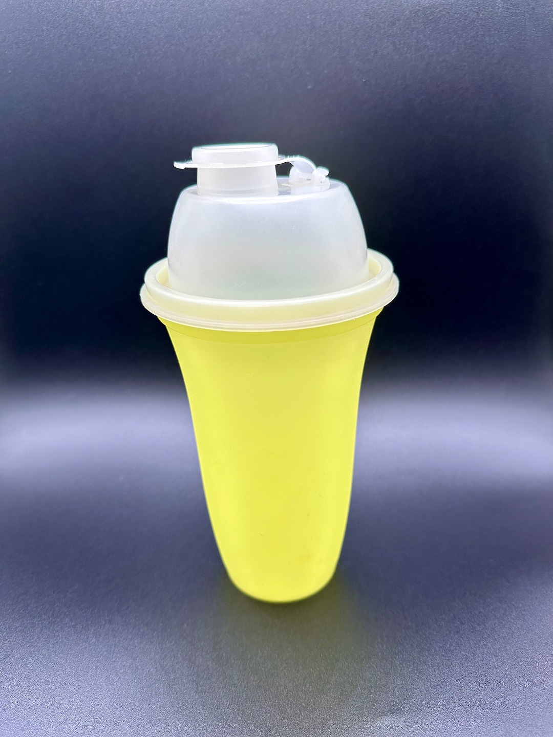 Vintage TUPPERWARE 16 Ounce Quick Shake Blender Bottle With Wheel - Etsy